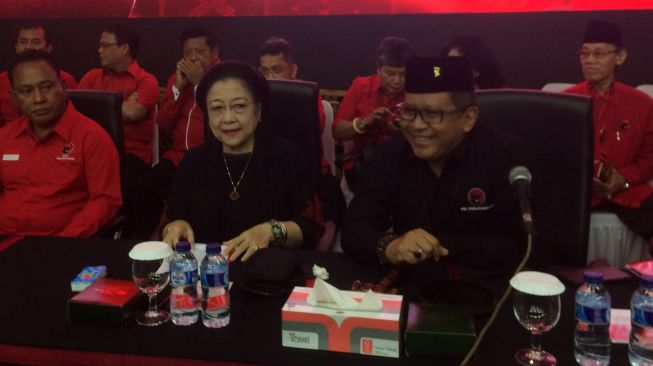 PDIP Suka Yang Hitam-hitam? - PinterPolitik.com
