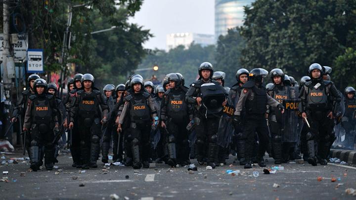 Salah Cara Polisi Hadapi Demo? - PinterPolitik.com